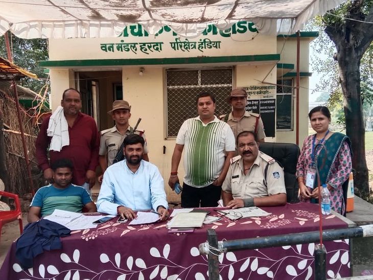 Cash worth Rs 1.5 lakh seized at Handiya Post | हंडिया पोस्ट पर डेढ़ ...