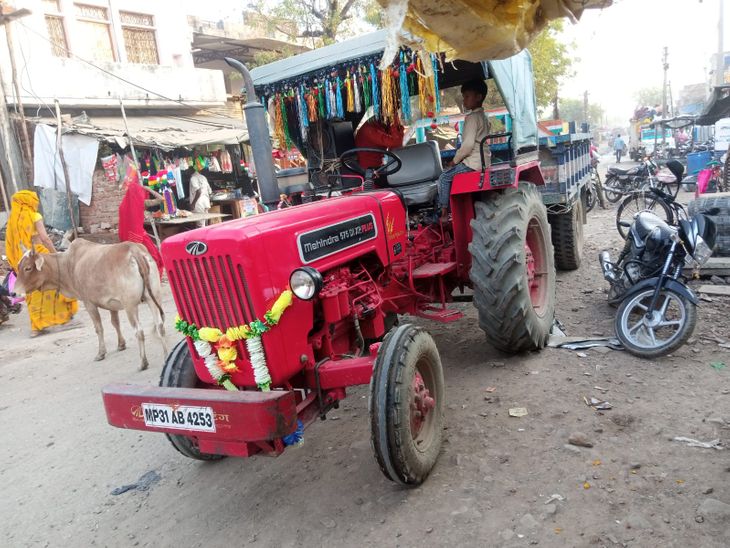 Crowd in markets during festival, traffic system is deteriorating due ...