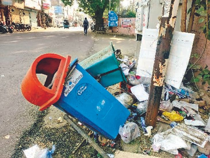 Garbage spread on the roads, dustbins lying in garbage | सड़कों पर फैला ...