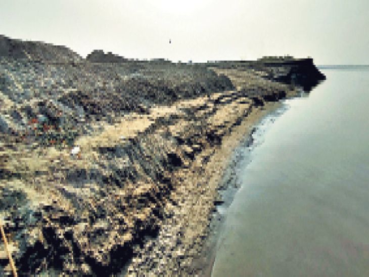 Construction of path to reach the ghat started | घाट तक जाने के लिए ...