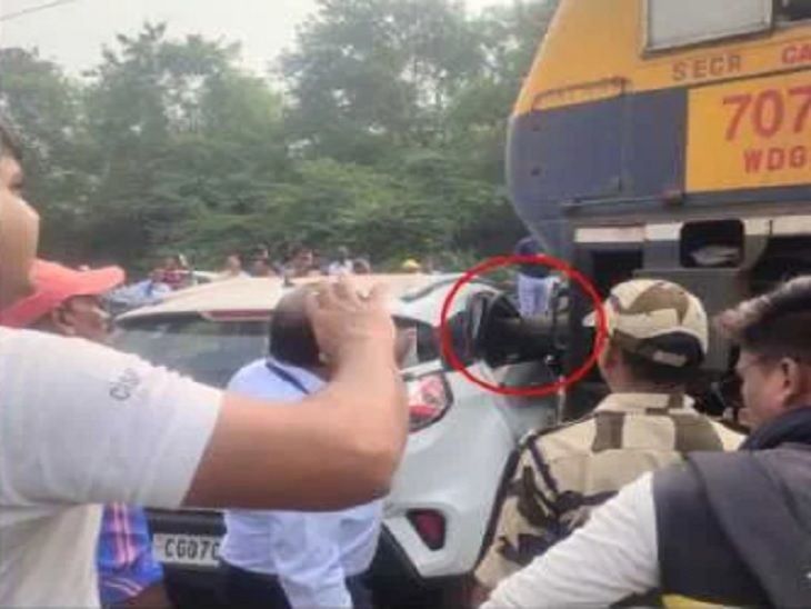 Goods train destroys CISF inspector's car | मालगाड़ी ने CISF इंस्पेक्टर ...