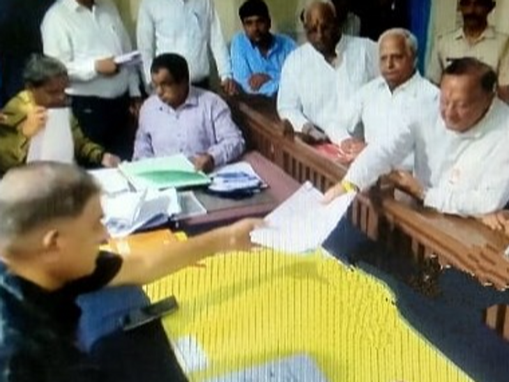 Kalla filed nomination from Bikaner West | बीकानेर पश्चिम से कल्ला ने ...