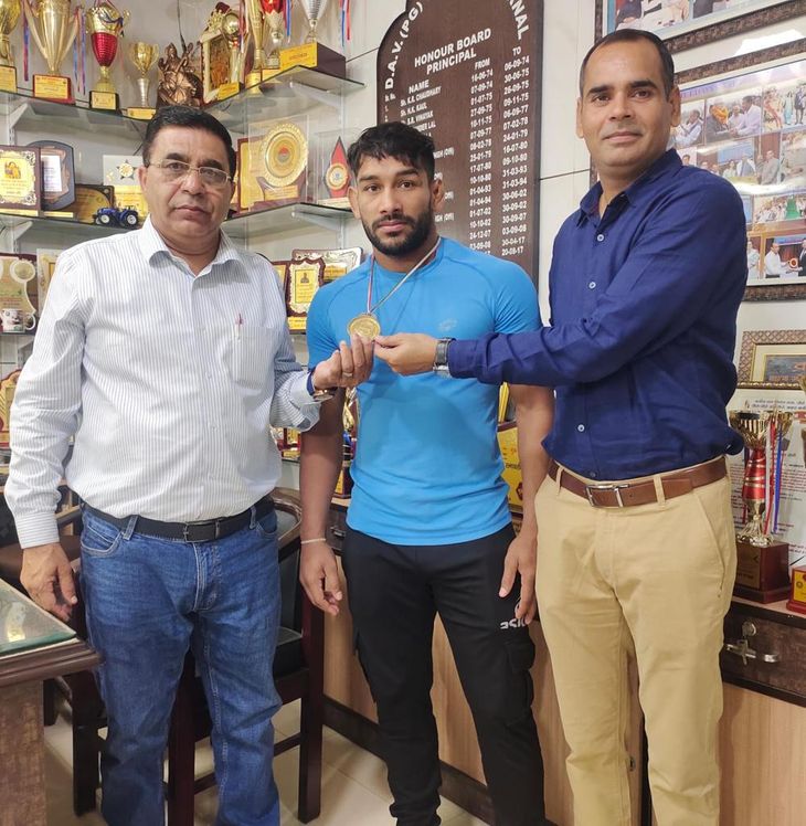 DAV PG College player Namit Ruhal won gold medal in wrestling in KUK ...