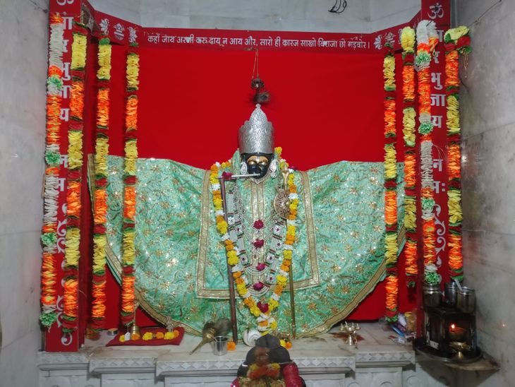 Decorated Lord Charbhujanath in Shani Bade Hanuman Temple | शनि बड़े ...