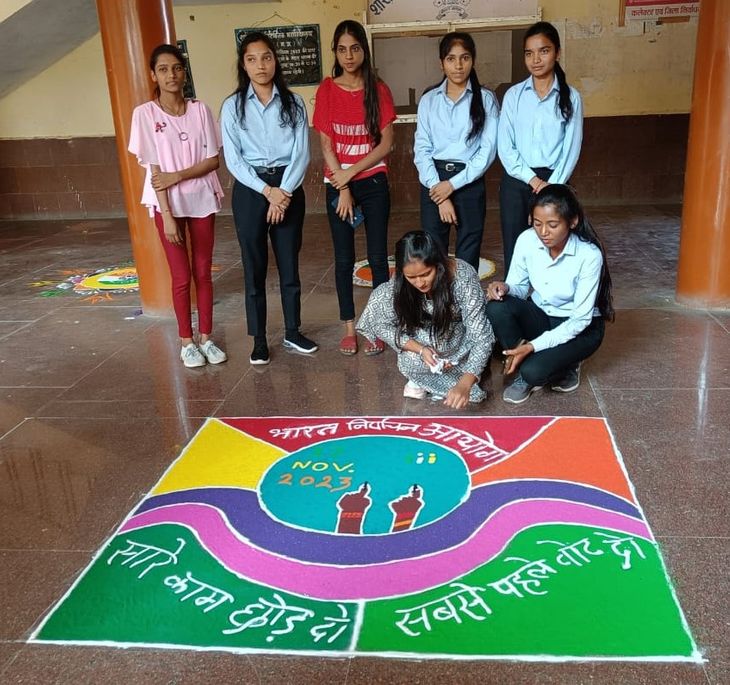 Students made rangoli and gave the message of voting through street ...