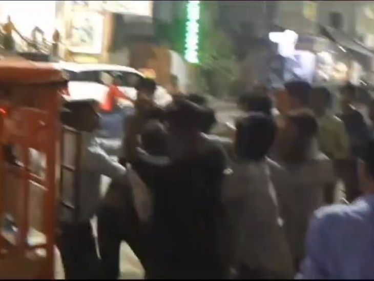 Fighting between two groups at the intersection in Fatehpur, VIDEO ...