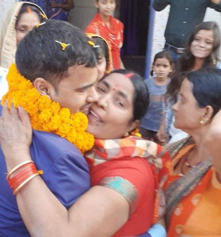 Patilaar's Mithlesh returned as DSP, people welcomed him. | डीएसपी बनकर ...