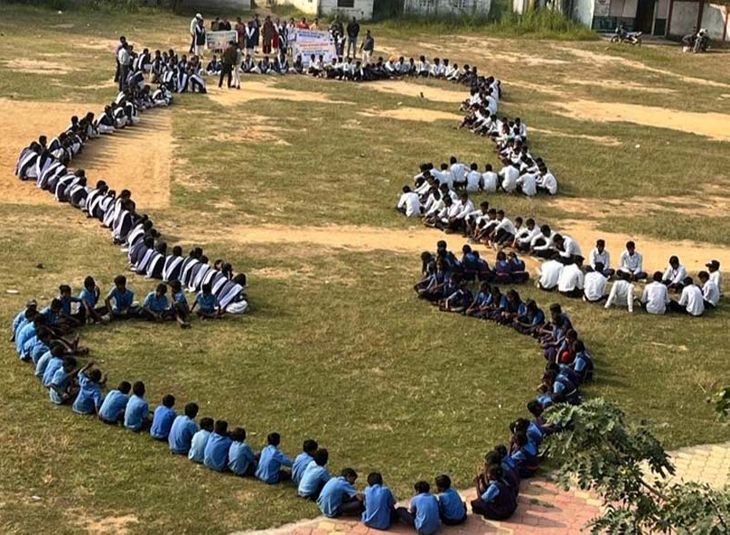 Human chain formed to make voters aware | मतदाताओं को जागरूक करने बनाई ...