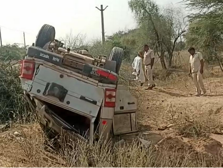 Bolero loaded with passengers overturns, 8 to 10 injured | सवारियों से ...