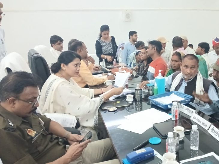 A gathering of complainants on Samadhan Divas in Rae Bareli | रायबरेली ...