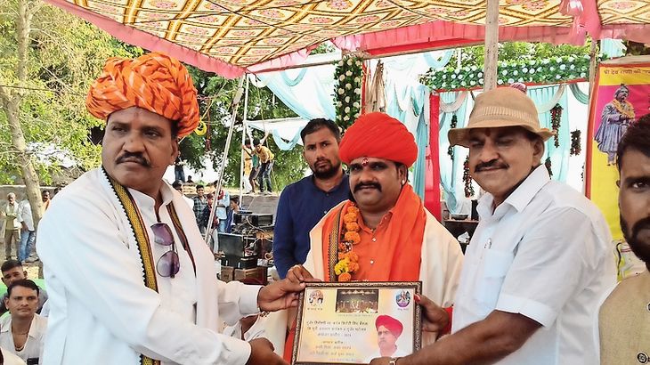 Colonel Bainsla's statue unveiled in Jhadauta temple courtyard ...