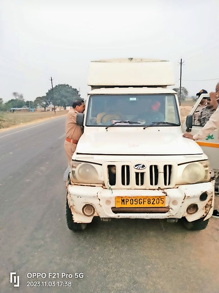 Rs 4.20 lakh seized from two vehicles during checking | चेकिंग में दो ...