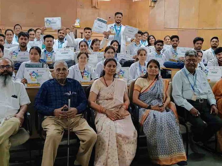 Certificate distribution program organized by Manav Seva Trust ...