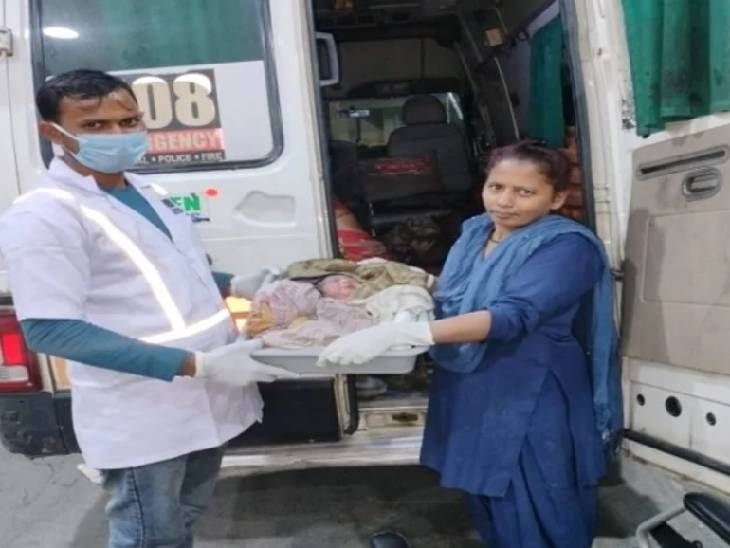 EMT delivered woman in ambulance Mother gives birth to daughter, both ...
