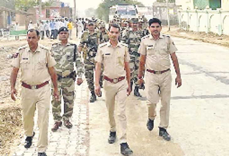 Sadulpur; Flag march taken out in a dozen villages | सादुलपुर; एक दर्जन ...