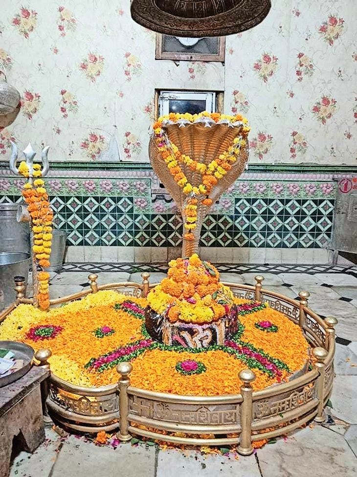 Baba Baijnath decorated with flowers | बाबा बैजनाथ का फूलों से किया ...