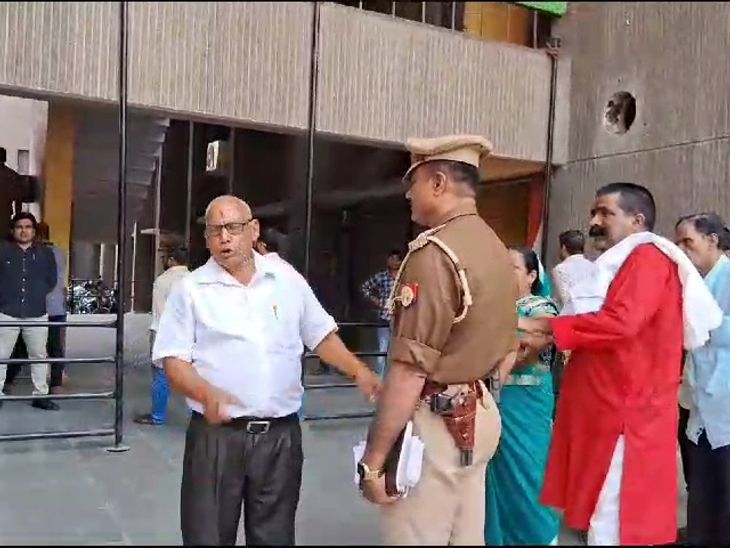 Former Pradhan beaten by female Pradhan in Sitapur, VIDEO | सीतापुर में ...