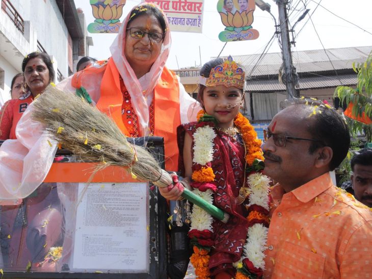 Residents gifted the idol of Shri Ram to Malini Gaur | मालिनी गौड़ को ...