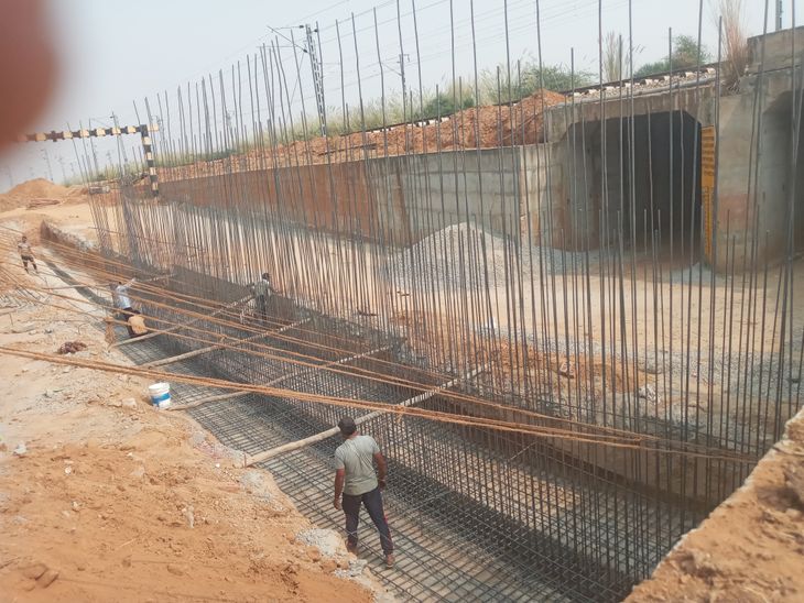 People angry over building 4 meter wall between underpass | अंडरपास के ...