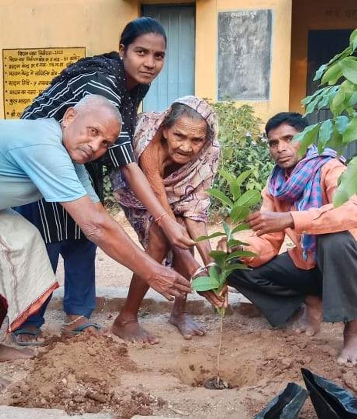 9 voters above 100 years of age planted saplings in the booths | 100 से ज्यादा उम्र के 9 वोटर्स ...