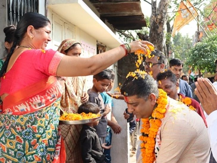 Congress candidates roamed the colonies of Ward 64, residents showered ...