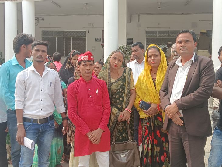 Group of women met DM in Basti | बस्ती में डीएम से मिलीं समूह की ...