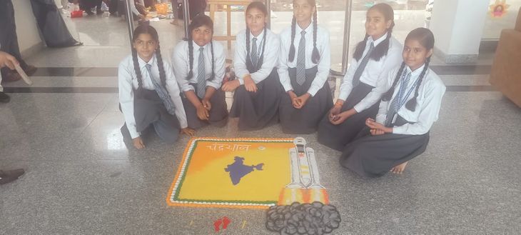 Girl students made rangoli of Chandrayaan-3 | छात्राओं ने बनाई चंद्रयान ...