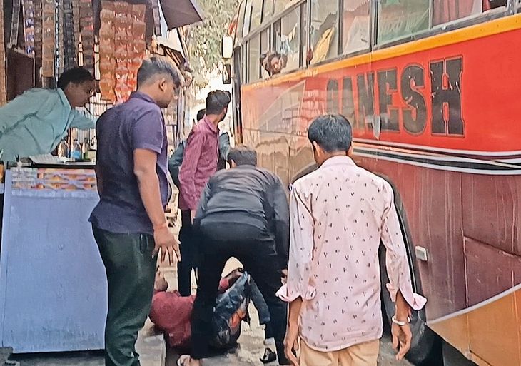 Passenger fell while boarding the bus, injured after being hit | बस में ...