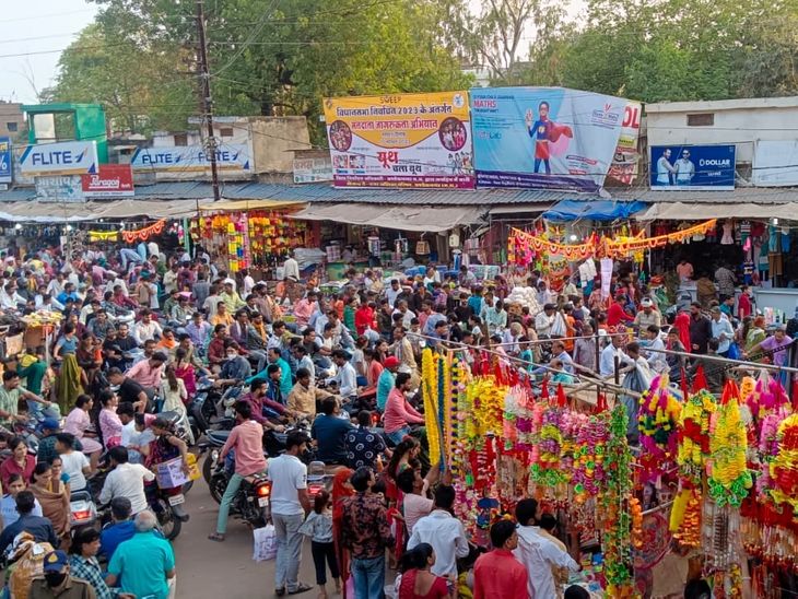 All day jam at Gandhi Park | गांधी पार्क पर दिन भर जाम: चौराहे पर सजी ...