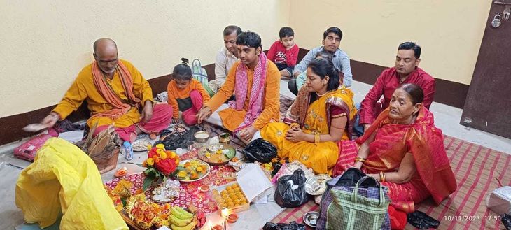 Worship and Havan of Lord Dhanvantari was duly performed. | विधिवत की ...