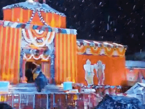 Snowfall in Badrinath for the second consecutive day, 2 inches of snow fell