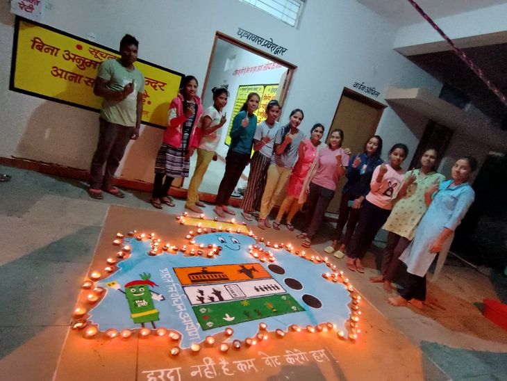 Motivated to vote by lighting rangoli and lamps | रंगोली व दीप ज लाकर ...