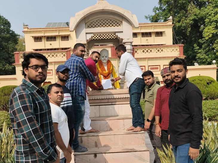 BHU students pay tribute to Mahamana on his death anniversary | बीएचयू ...