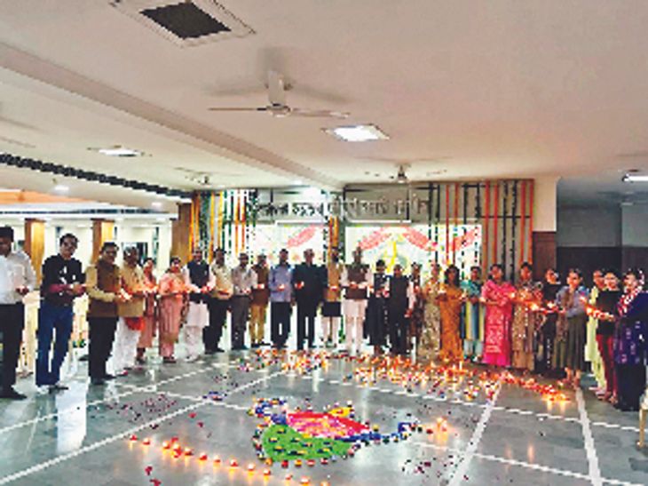Members of Aggarwal Sabha celebrated the festival of Diwali in Bhawan ...
