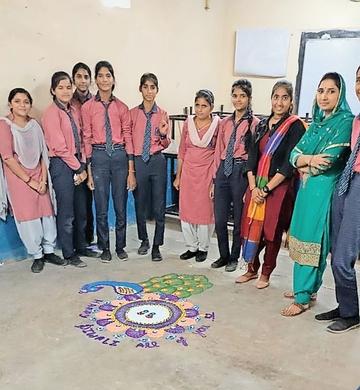 8th class girls stood first in Rangoli competition in Adarsh School | आदर्श स्कूल में रंगोली ...