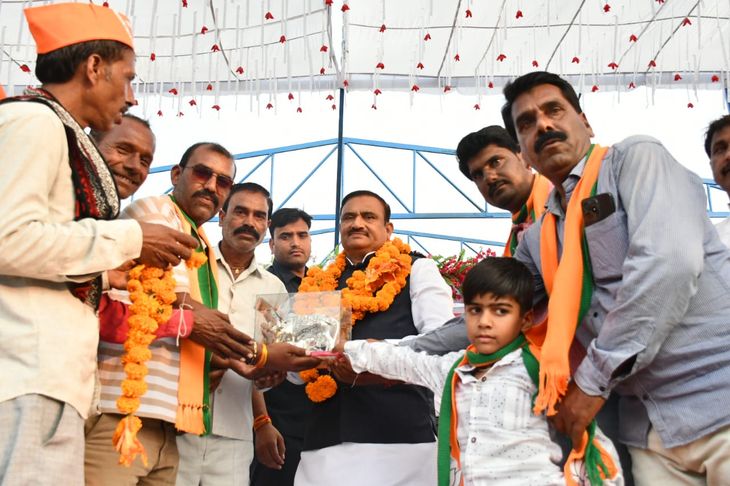 The picture of facilities and prosperity in Malthon is created only by ...