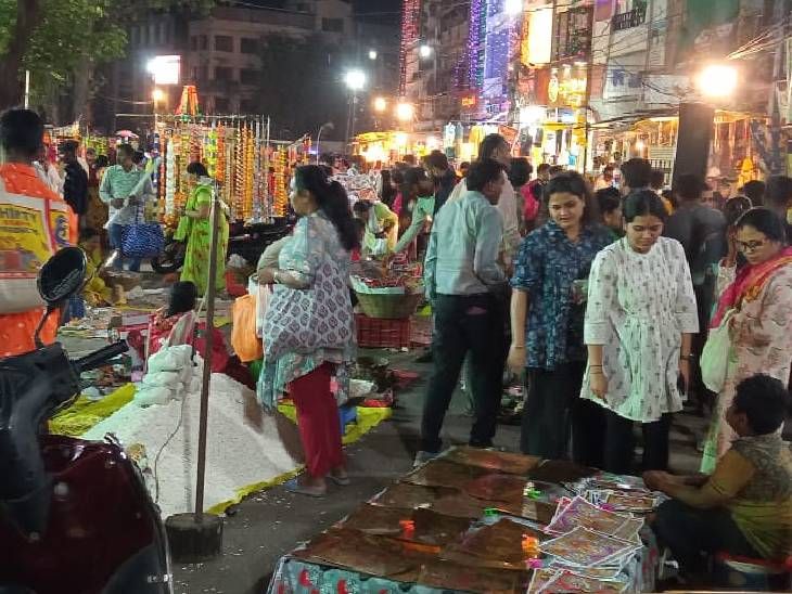 The market remained busy till late night before Diwali. | दीपावली के ...