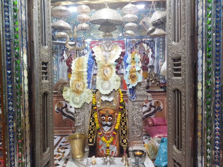 Monthly stores of Shri Shani Maharaj Ali opened | श्री शनि महाराज आली ...