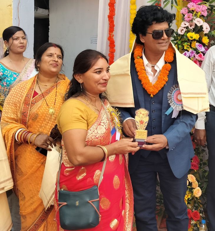 Hero Rajan Kumar honored in student meet cum teacher function | छात्र ...