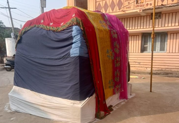 Statue of Gaura-Gauri kept covered, immersion today | ढंककर रखी गई गौरा ...