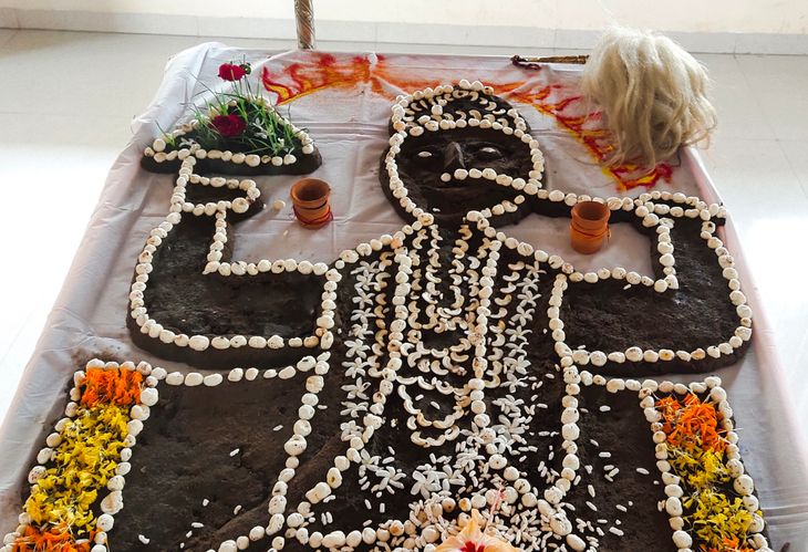 Worship done by making idol of God from cow dung | गोबर से भगवान की ...