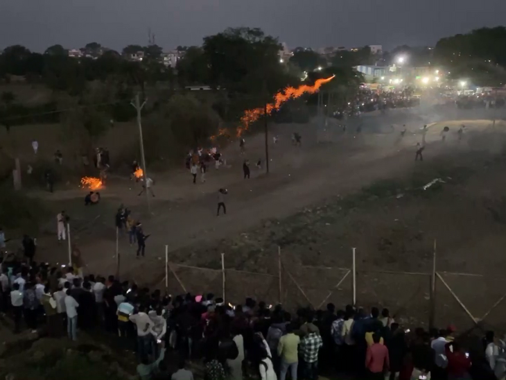 Balls of fire rained in 'Hingot' war | 'हिंगोट' युद्ध में बरसे आग के ...