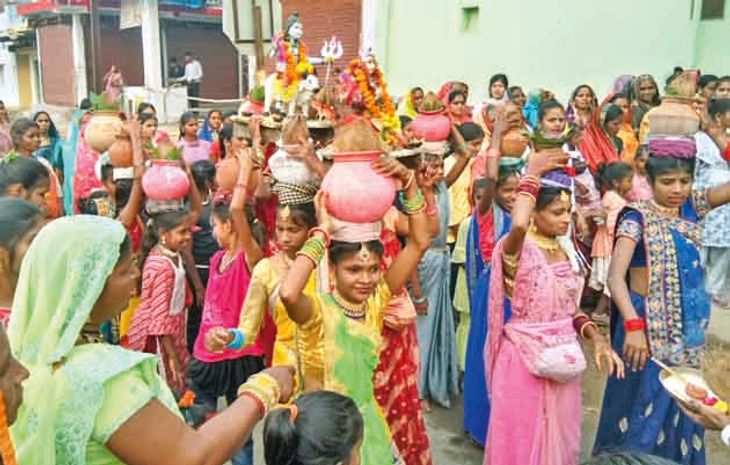 Crowd of devotees in immersion of Gauri-Gaura festival | गौरी-गौरा ...