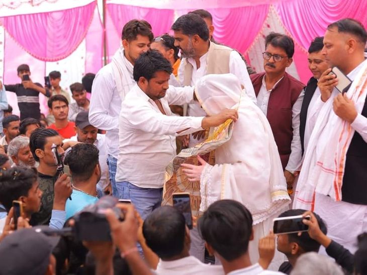 Photo of Nauksham Choudhary with a garland of notes | नौक्षम चौधरी की ...