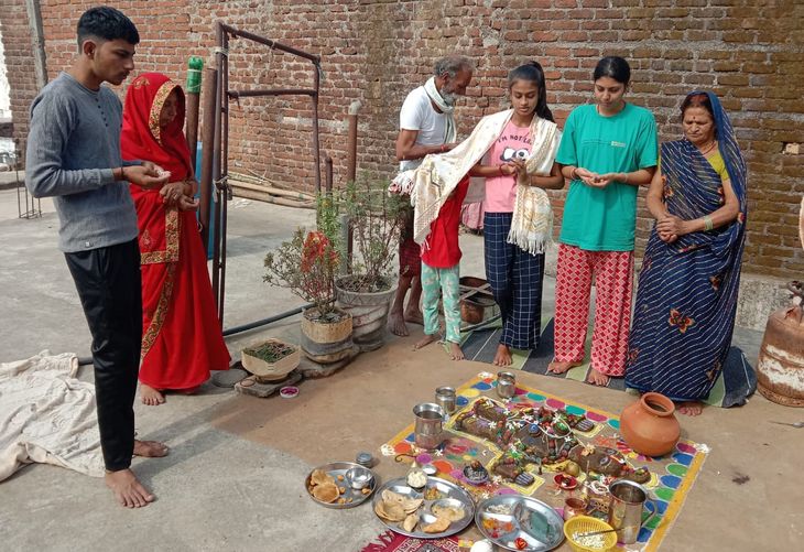 Devotees performed Govardhan Puja at homes in Sehrai | सेहराई में ...