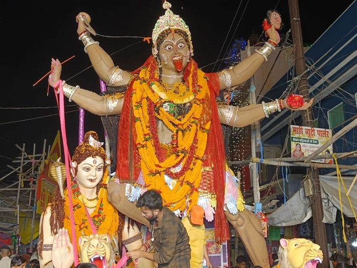 23 feet long bomb black statue immersed in Munger | 23 फिट लंबी बम काली ...