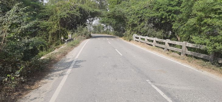 Broken railing of culvert on Garhi Birbal-Indri road, not even sign ...
