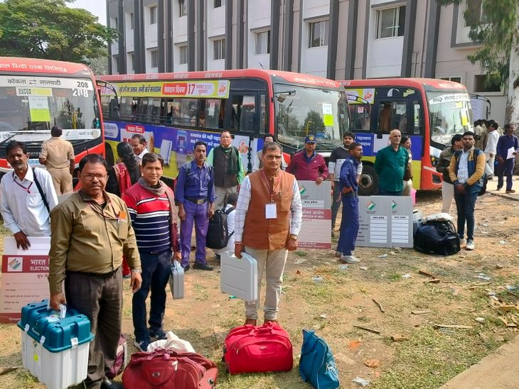 Teams leave by buses for 1226 polling booths in Raisen | कल होगा मतदान ...