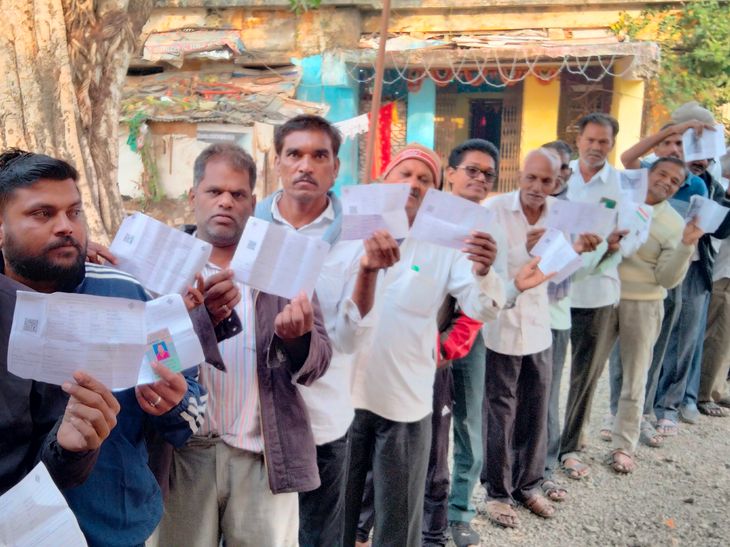 See Harda's voting in pictures | तस्वीरों में देखिए हरदा का मतदान ...
