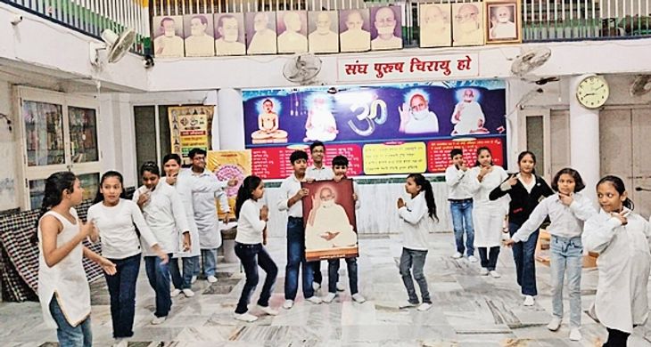 The children of Gyanshala enthralled the children by presenting a dance ...